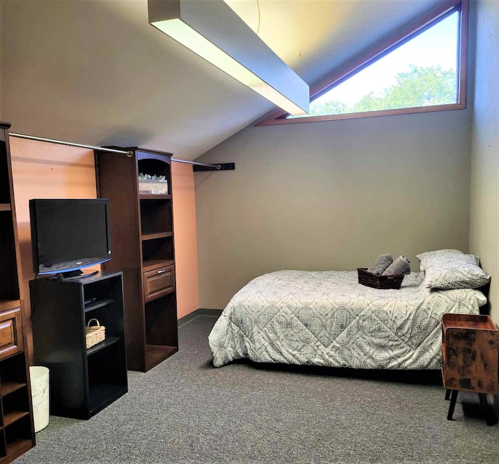 Fortress In The Forest - Upstairs Apartment - Nauvoo, IL