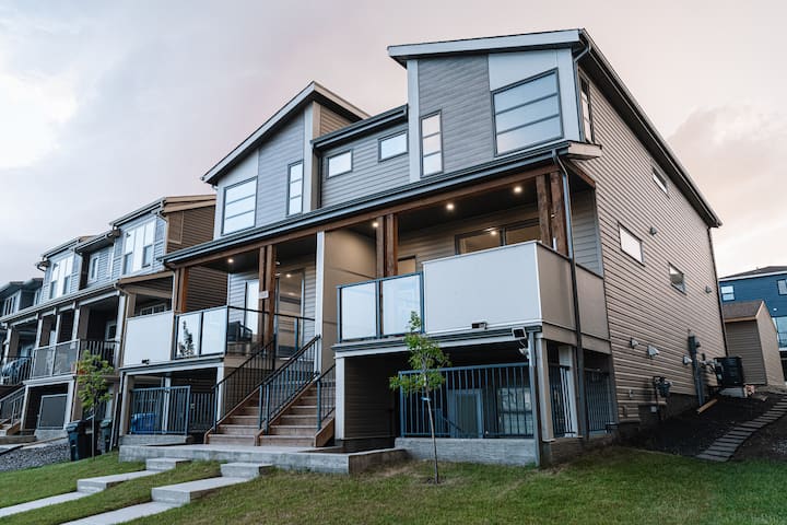 Pond View Home| 4br 4ba |2 Kitchens | Ac | Garage - Calgary