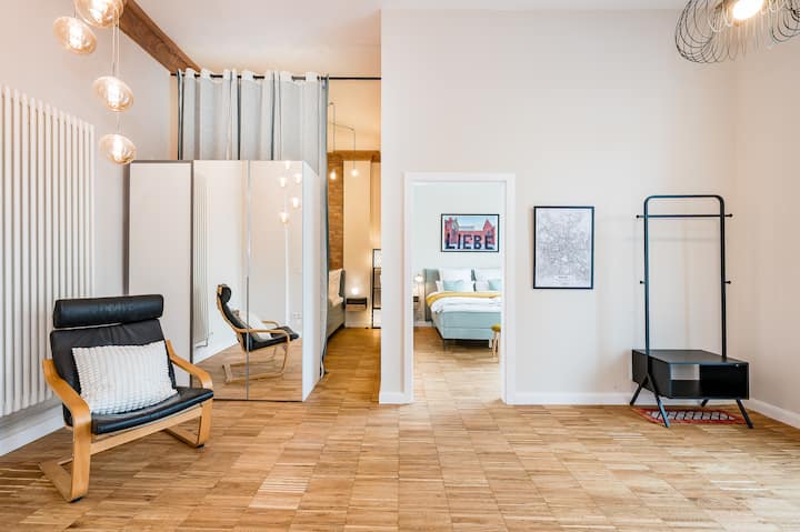 Modernes Loft Mit Stuck Details & Privatem Eingang - Berlin