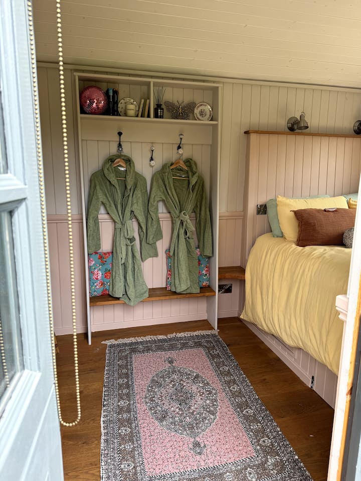 Hideaway Shepherd Hut - Crewkerne