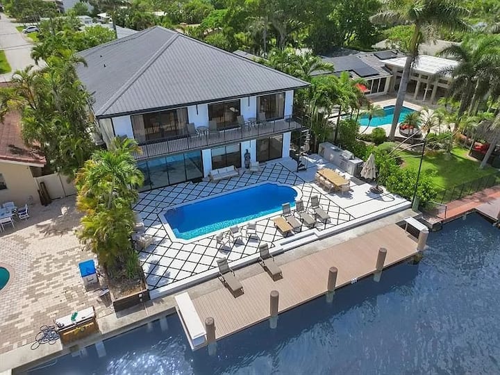 Modern Mansion On The Water! - The Bahamas