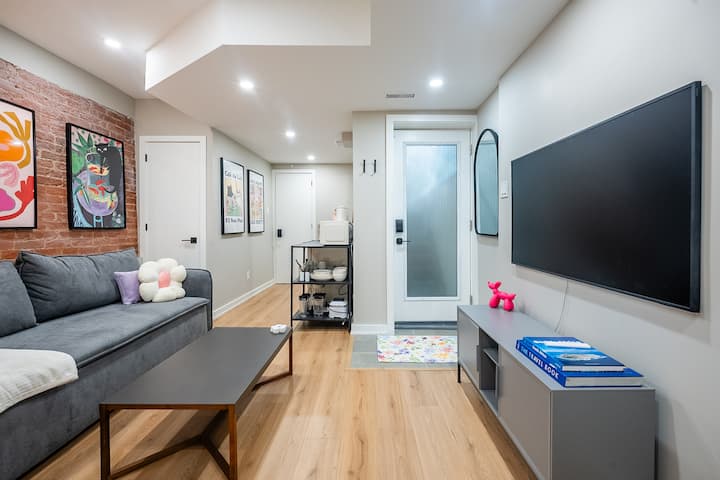 Entire Apartment | Tranquil Retreat On Queen St E - Toronto