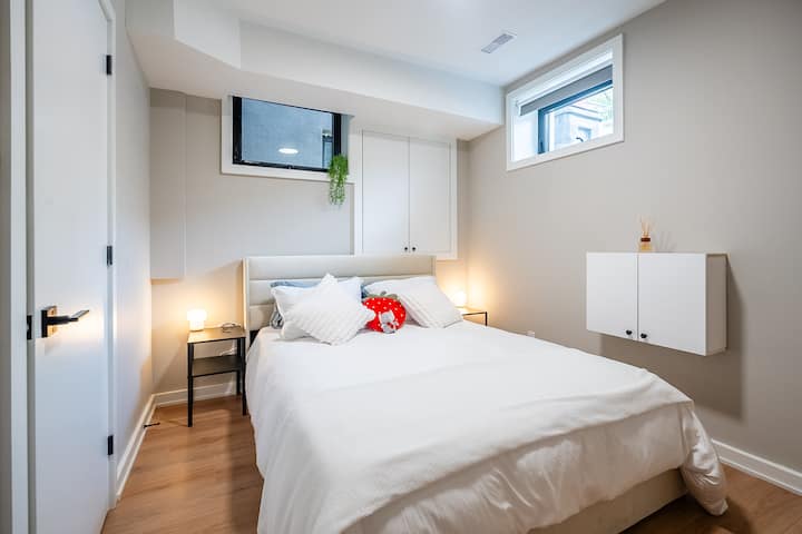 Tranquil Retreat On Queen St With Private Entrance - Toronto