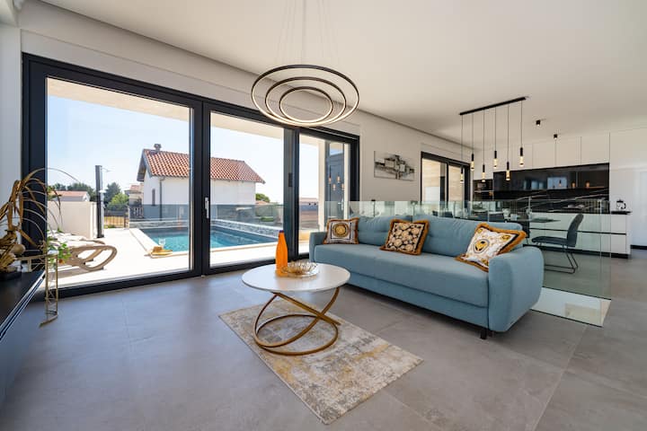 Exklusives Haus Mit Pool Im Obergeschoss Bei Zadar - Nin