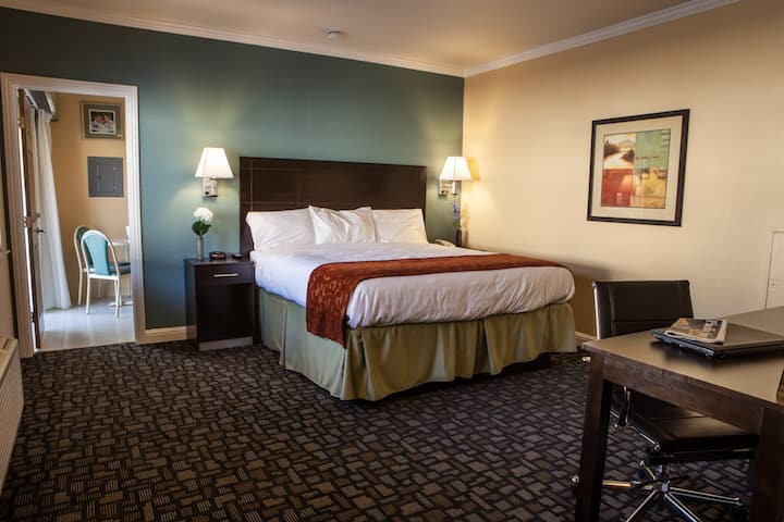 King Bed Suite With Kitchen, Breakfast, Parking - Novato, CA