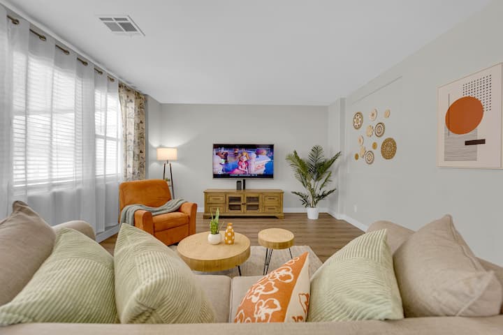 Spacious 2-story, Walk To Shops, 10 Mins To Strip - Las Vegas, NV