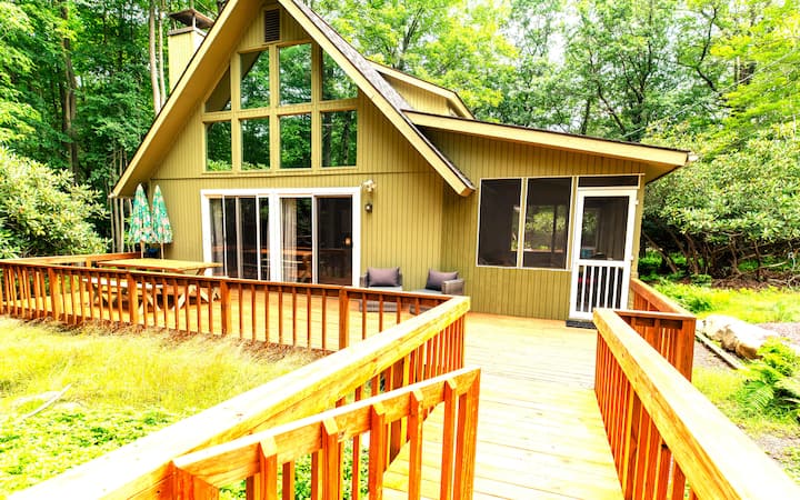 Your Fall Getaway At Lake Naomi Fireplace. - Pocono Lake, PA