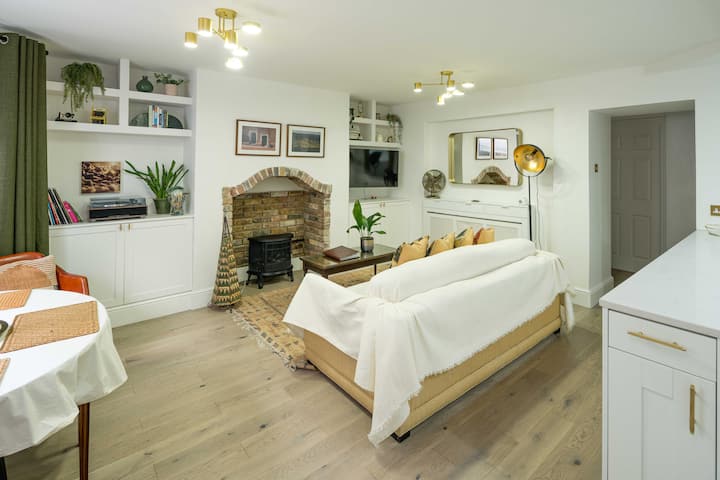 2 Bedroom Flat + Zen Garden | Steps To Underground - 얼 코트