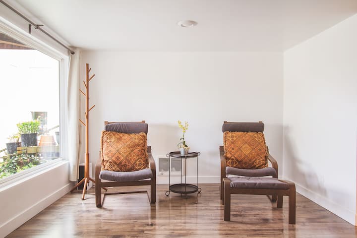 Family Friendly Basement Apt W/ Patio And View - Seattle, WA