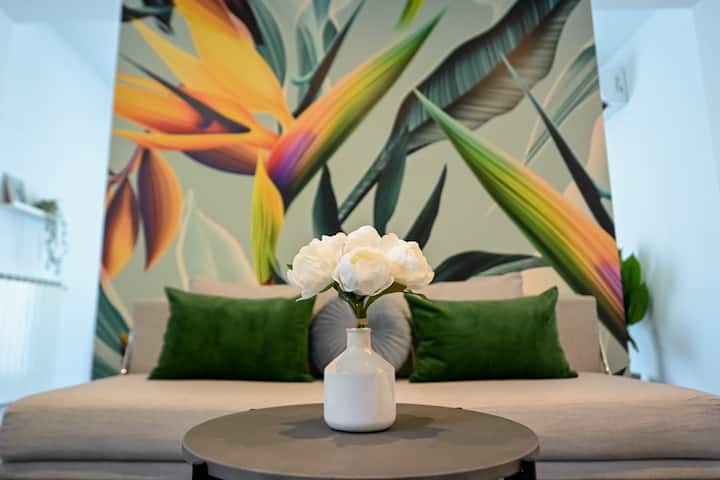 Downtown Refuge: Studio With Private Balcony - Bukarest