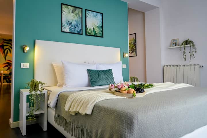 Downtown Refuge: Studio With Private Balcony - București