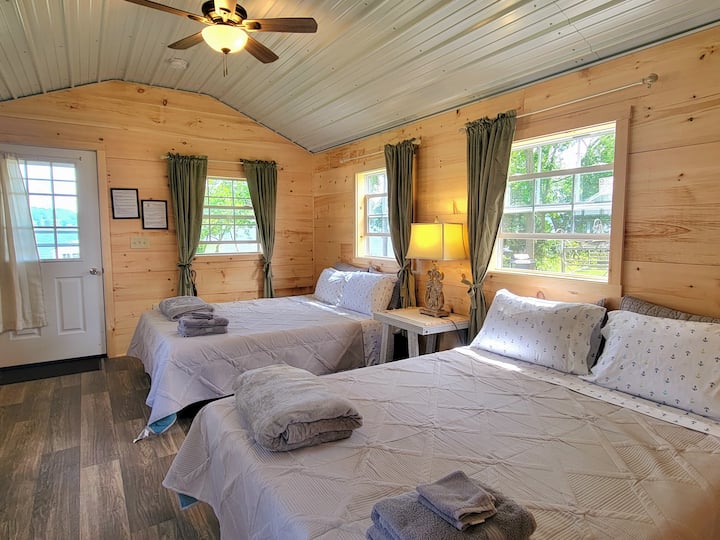 Commodore's Quarters - A Charming Lakeside Cottage - Silver Lake State Park, Castile