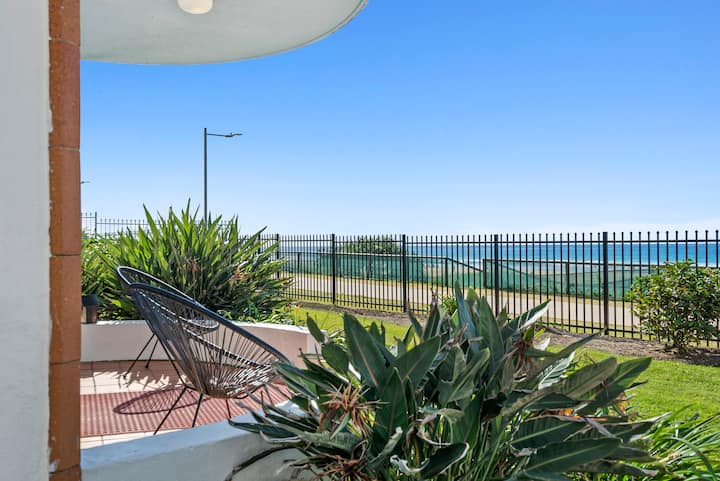 Paros On The Beach—absolute Waterfront Living - Surfers Paradise
