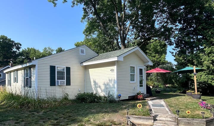 Cozy Cottage At “The 588 By The Lake” - Colchester, VT