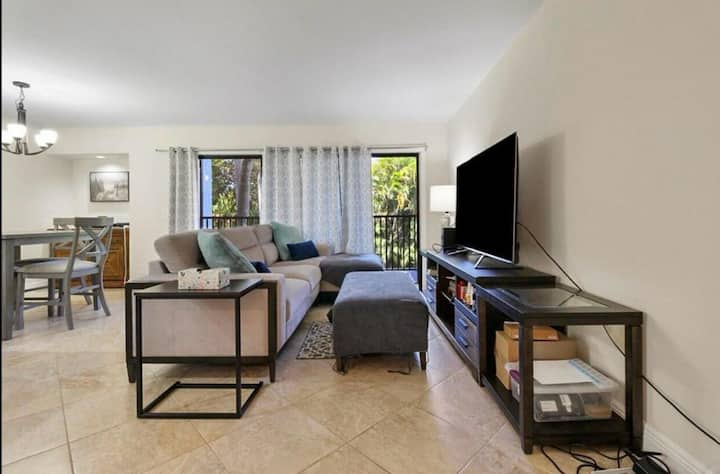 Jupiter Condo Walk To The Beach - Jupiter, FL