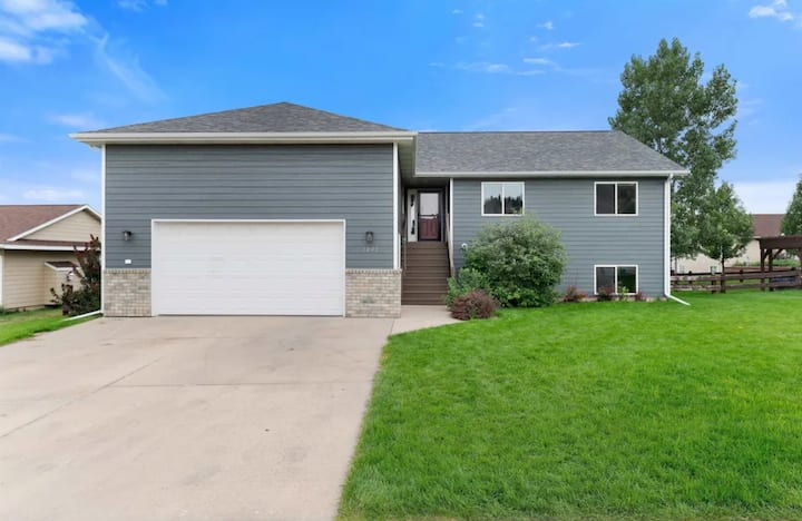 Home Close To Interstate With Garage - Spearfish, SD