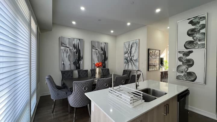 Modern 8-bed Home 16 Guests Richmond Hill Retreat - Markham