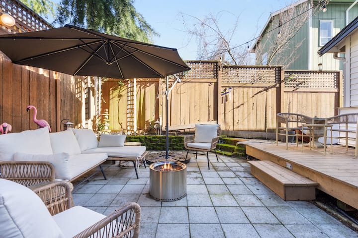 Urban Oasis With Cedar Hot Tub - Seattle, WA