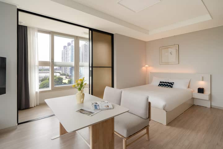 Sunlit Wide-view Room For A Calm Stay I Apartment - 중산동
