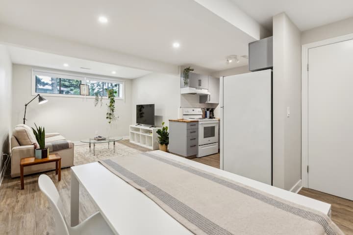 Serene & Private Basement Suite - Mount Royal University