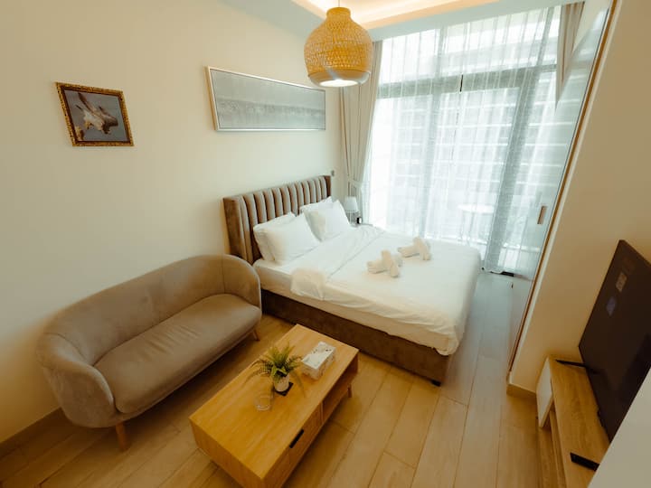 Chic Studio With Balcony,netflix And Chill Petfree - Dubai