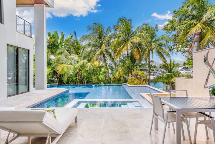 Villa Water Front Miami 6 Bedroom Sleeps 14 People - Miami, FL