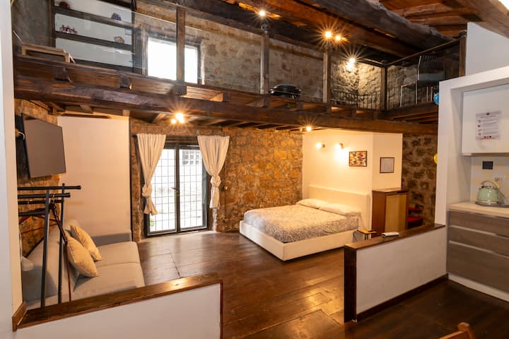 "Palazzina Del Tufo" - 3 Piani, Storico, Nel Borgo - Italie