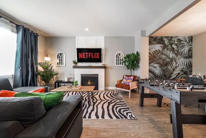 Jungle Theme Home W/ Ac For Groups Up To 13 - Edmonton
