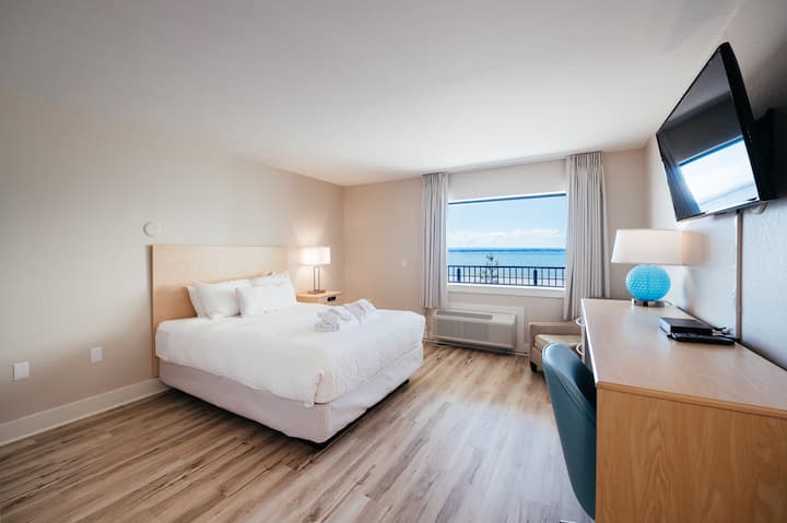 Kasa Gold Coast Inn | Bay View Queen Room - Traverse City, MI