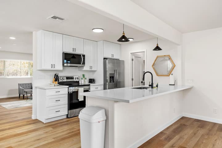 North Hilltop Haven, Private Home W Views! Sleeps9 - Escondido