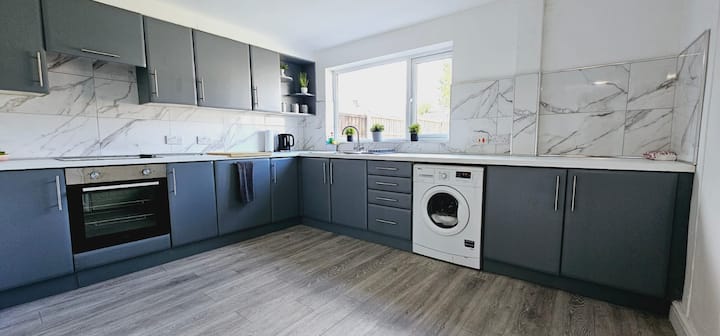 Comfortable Kingsize Bedroom 3 - Nottingham