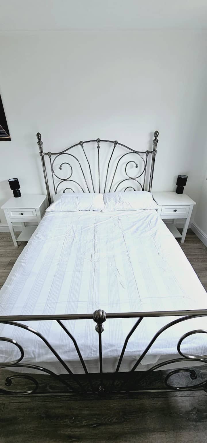 Comfortable Double Bedroom 1 - Nottingham