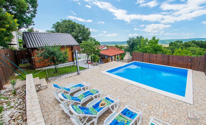 Retro Pool House - Bosna Hersek