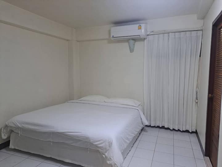 Room23, King-sized Bed, Private Bath, 400m To Bts - Bangkok