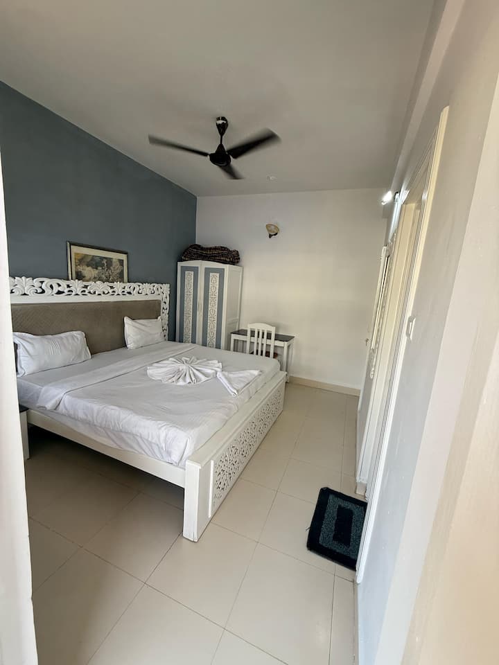 Roomzaway: Pet-friendly, Pool, Kitchen, Wi-fi, - Goa