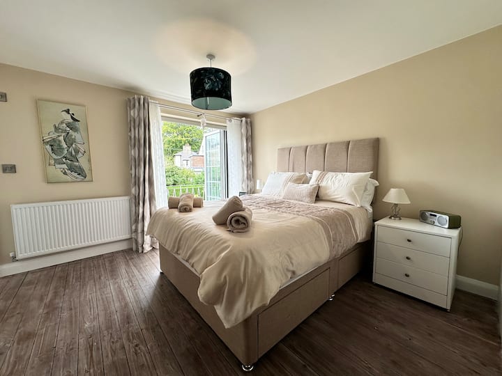 Splendid Mews In Trendy Bowdon, Private Parking. - Knutsford