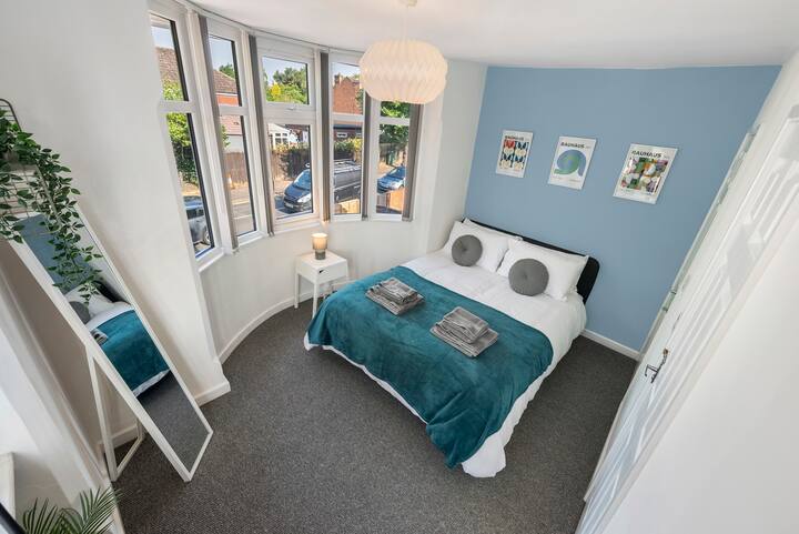Contractor Stays- 4br | Sleeps 8 | Free Parking - Kenilworth, UK