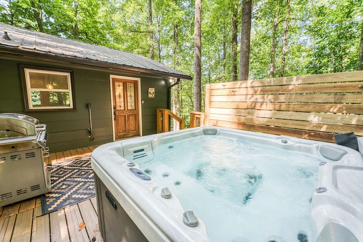 Pet Friendly Lake Lure Cottage | Hot Tub - Lake Lure, NC