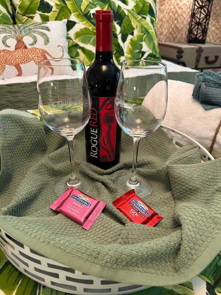 Beautifully Renovated Sleeps 8 In Medford - Medford, OR