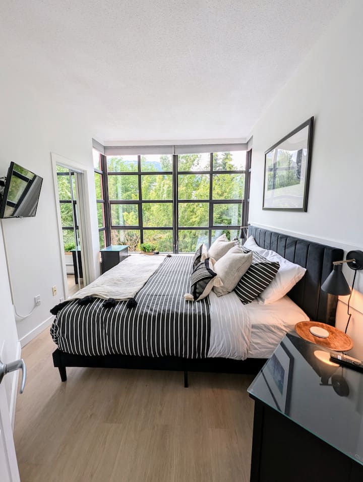 The Lookout @ Main St *Village*pool+hot Tub* - Whistler