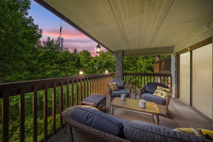 Modern Condo, Close To Downtown, Deck - Gatlinburg, TN