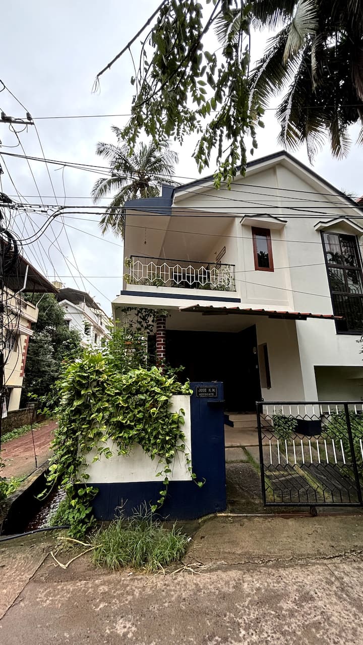 The Upstairs House - 2bhk In City Center - Mangaluru