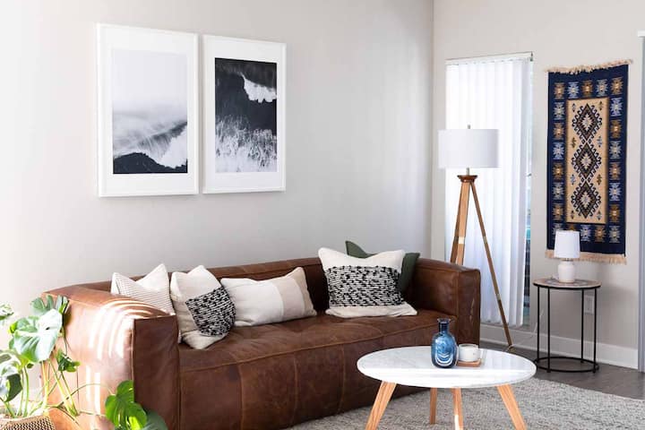 King Bed | Top 1 % | Gym | Pool | Hottub | Balcony - Westlake Village, CA