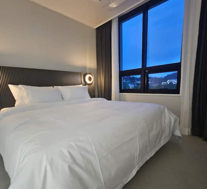 노엘301호[신축]호텔침구/거실침실2킹베드2/무료주차/루프탑 개별테이블/넷플릭스 - Yeosu-si