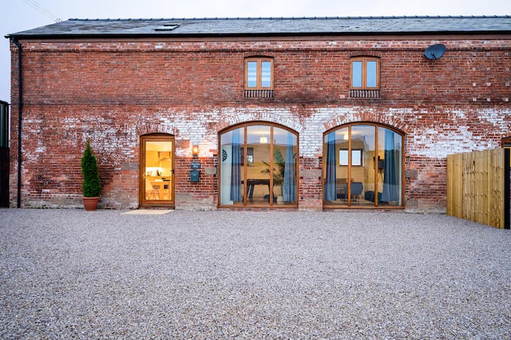 Snowdrop Barn : Hot Tub, Games Room, Pets Welcome! - Shropshire
