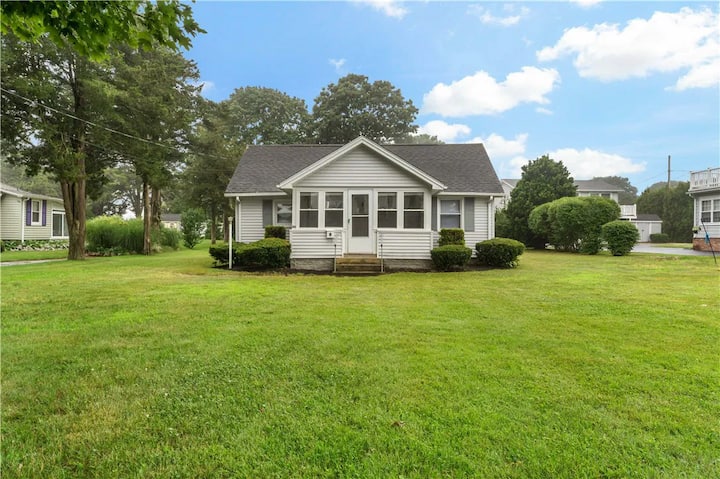 Charming Beach Cottage -Half Mile From The Ocean - Watch Hill, RI