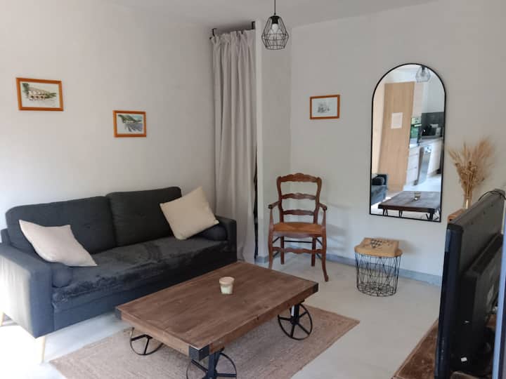 Petite Maison Sur Jardin Arboré - Collias
