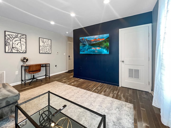 Elegance: 2-bd 1 Ba Black & White Getaway - Washington, D.C.