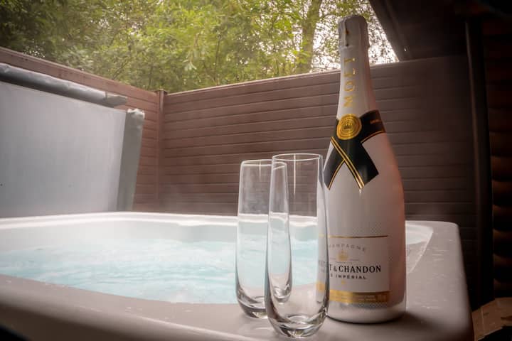 Luxury Log Cabin With A Hot Tub, Northumberland - Morpeth