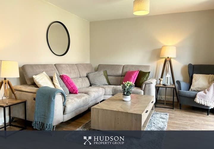 3 Bedroom Modern Property With Parking - Shrewsbury